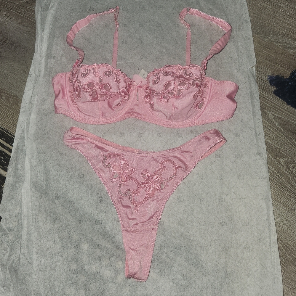 Vintage Aubade Paris. Pink Lace Lingerie Set - Gem